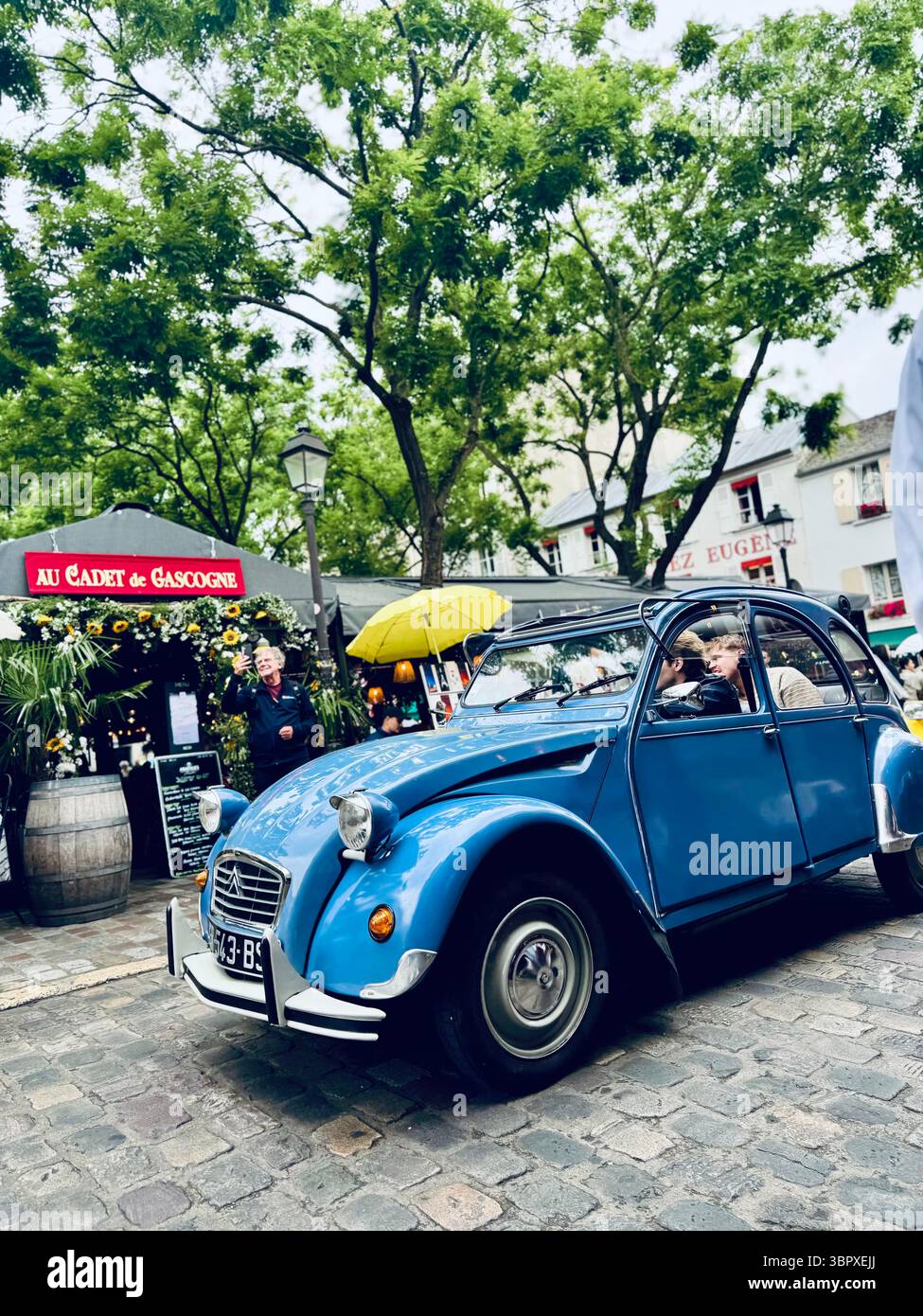 Iconic Paris scenes: Eiffel Tower, Notre-Dame, Montmartre, Louvre ...