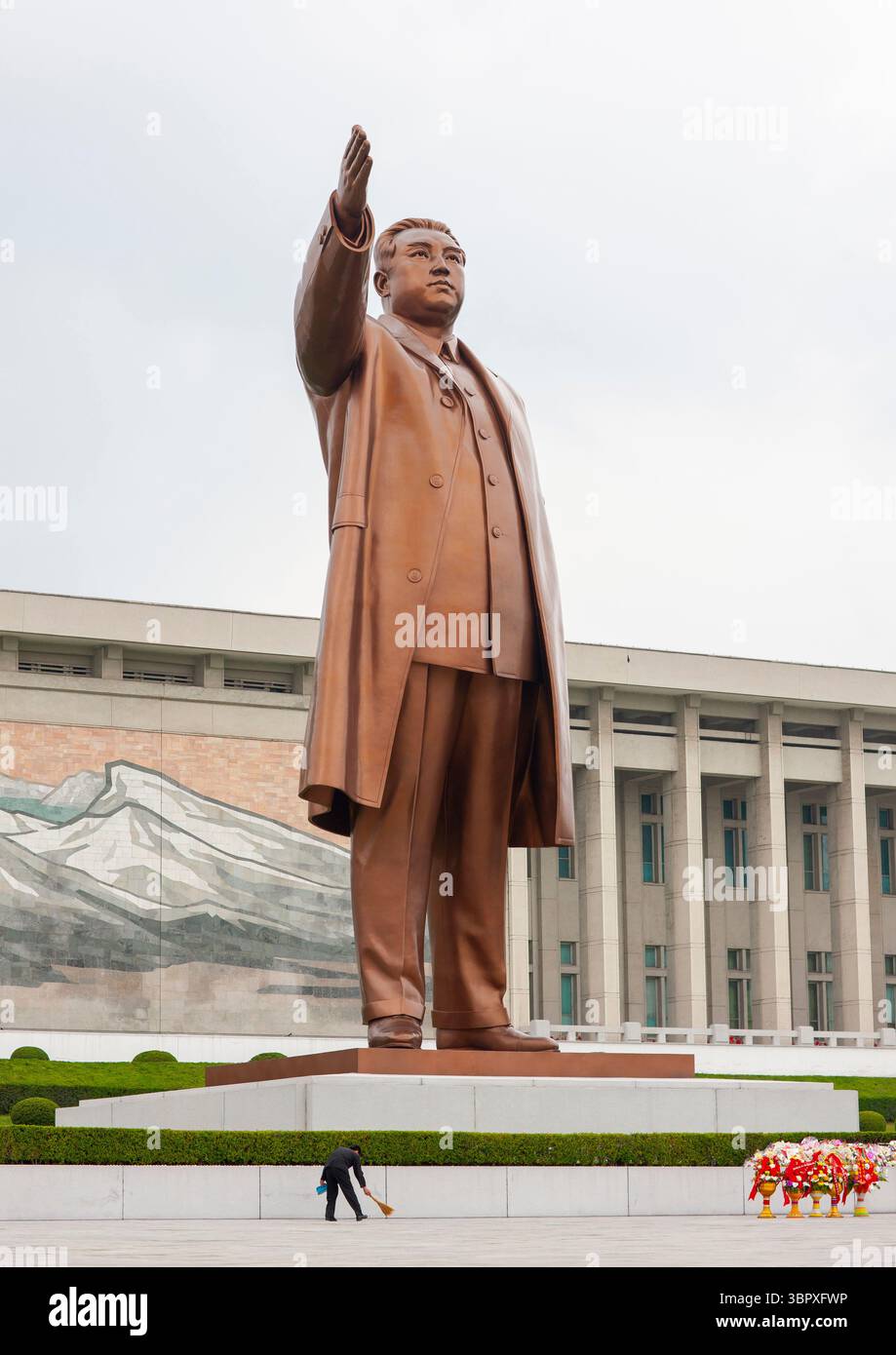Man sweeping in front of giant Kim il Sung statue in Mansudae, DGC ...
