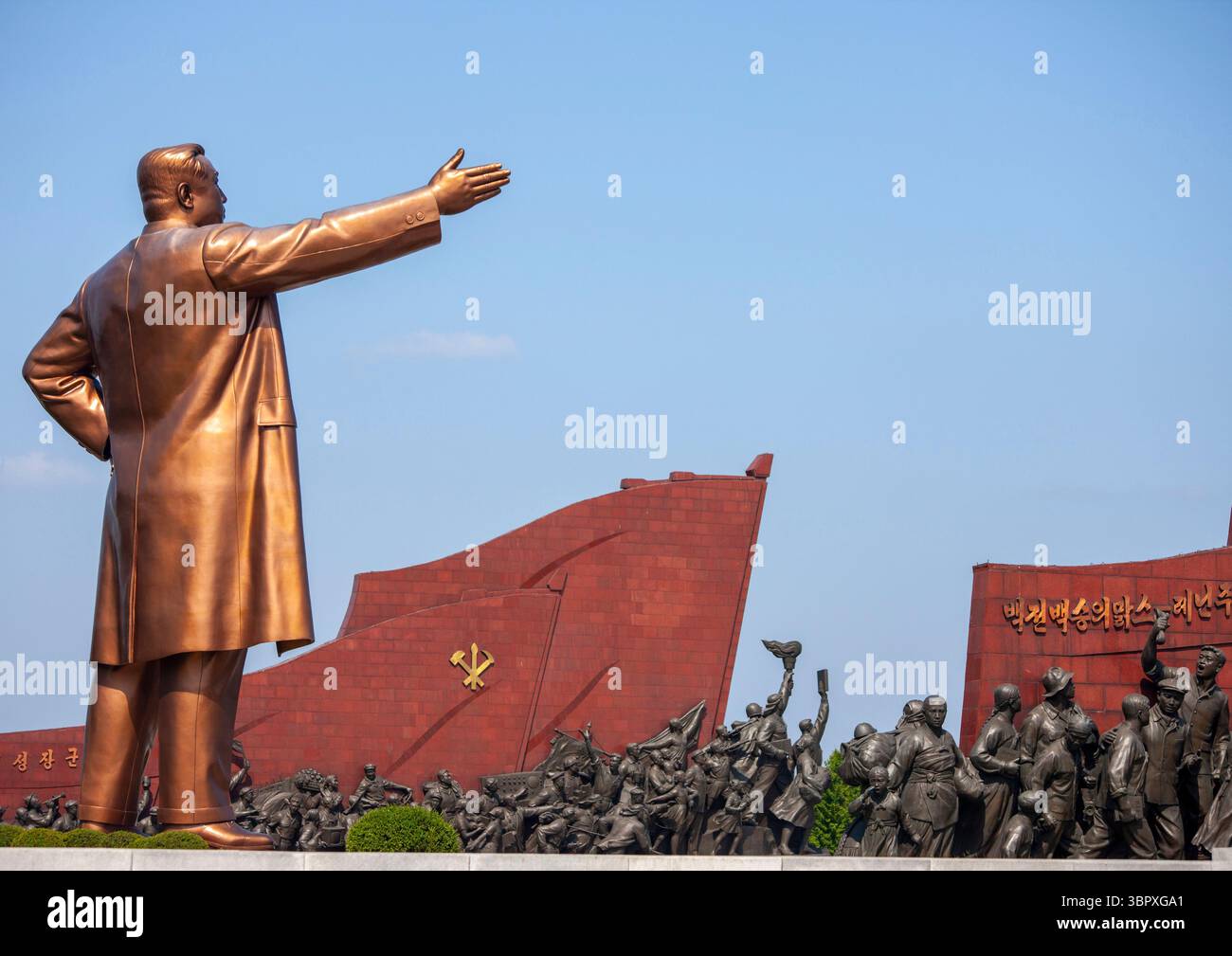 Kim Il-sung giant statue in Mansudae Grand monument, DGC, Pyongyang ...