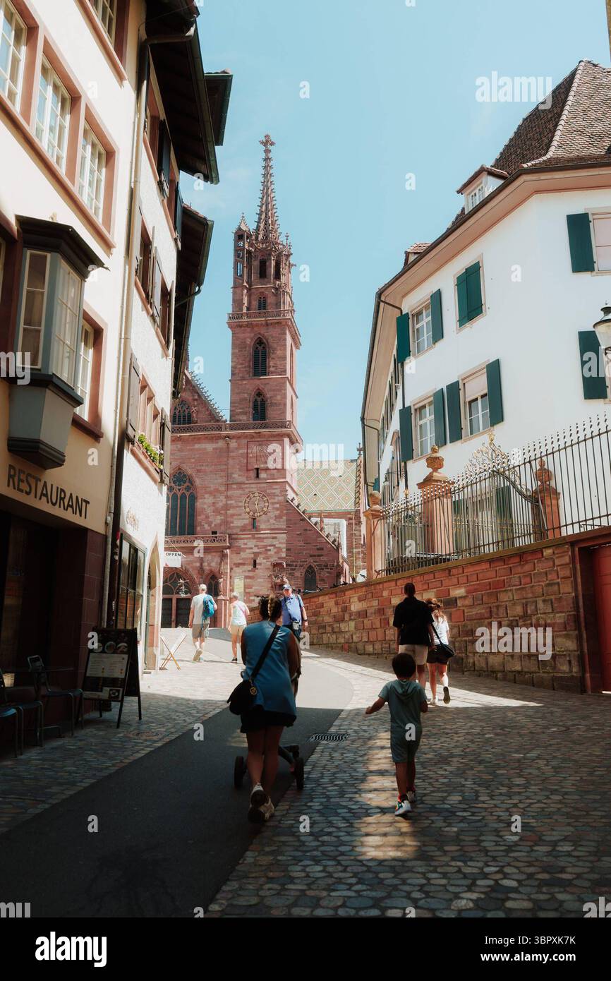 Basel - Schweiz, Basler Münster als Wahrzeichen in der Altstadt bei ...