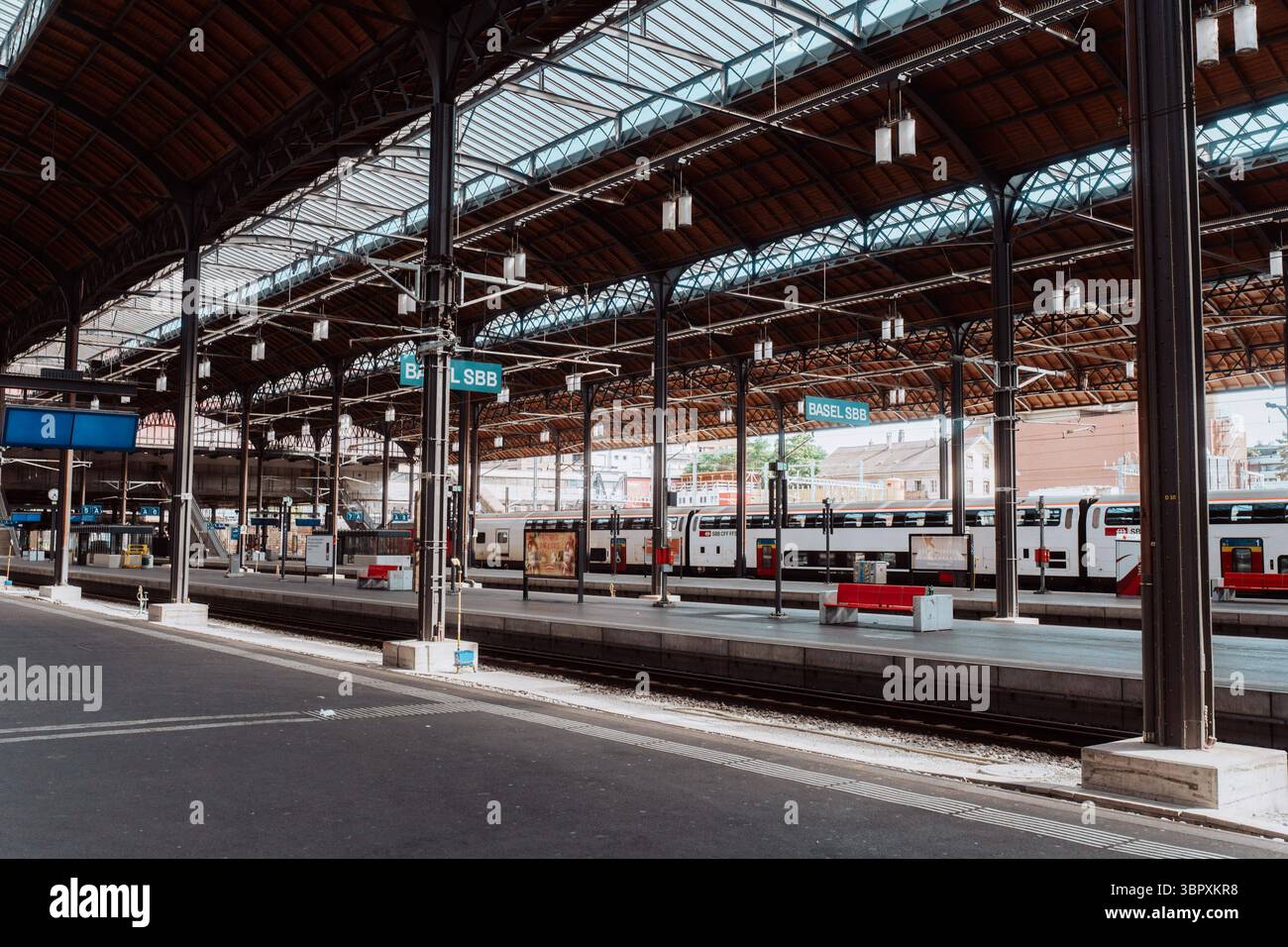 Basel SBB: Bahnsteige im Hauptbahnhof der Schweiz Blick auf die Gleise und Bahnsteige im Bahnhof ...