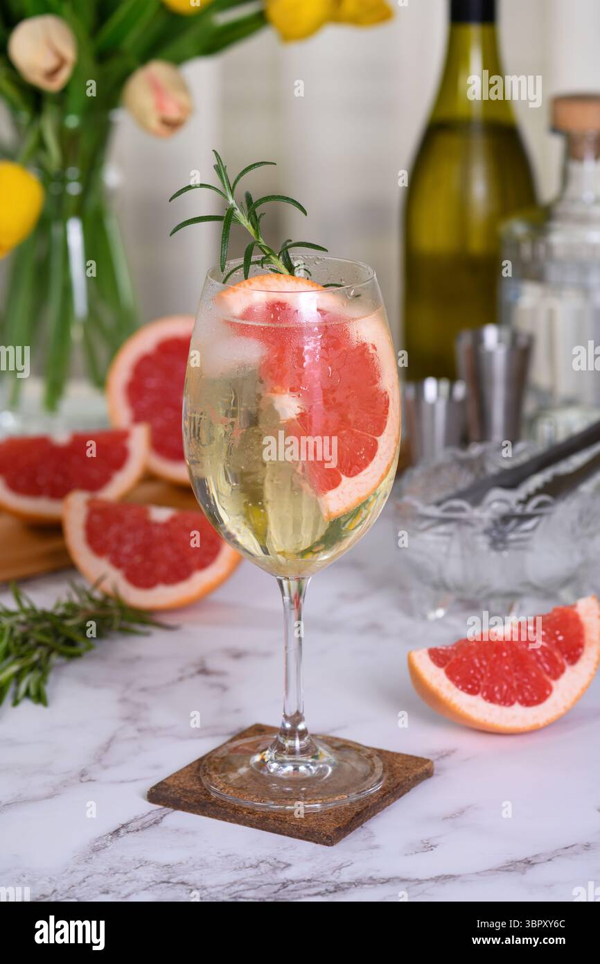 Grapefruit Prosecco Gin Spritz is a refreshing cocktail that combines ...
