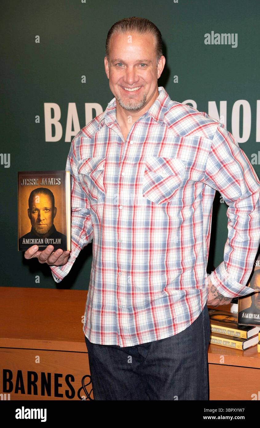 Jesse James signs copies of 'American Outlaw' at Barnes & Noble in New ...