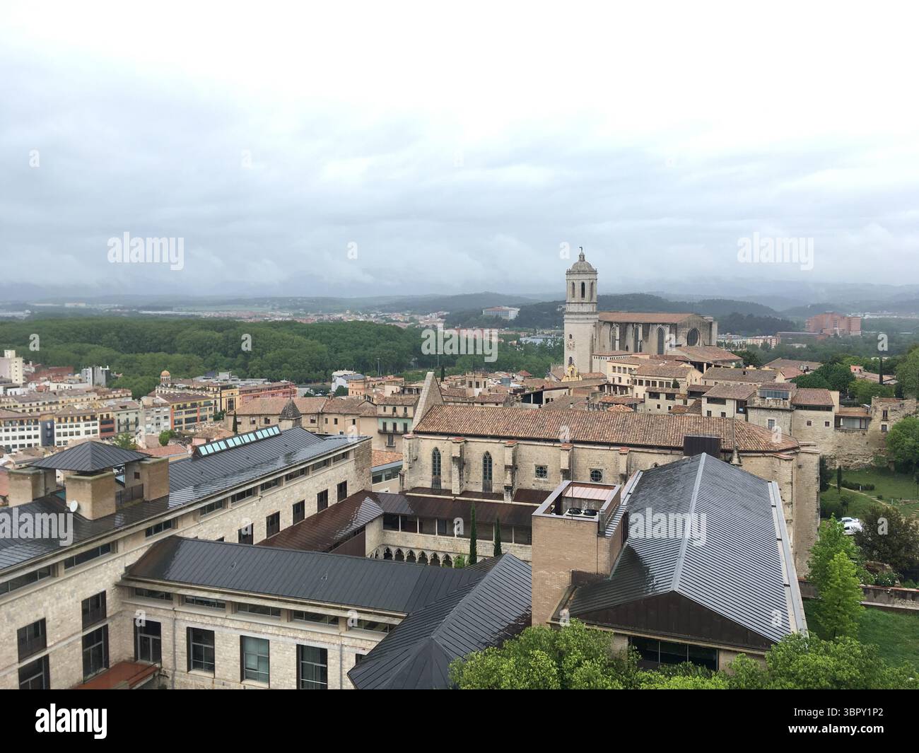 Colourful façades, Gothic cathedral, medieval walls and riverside ...