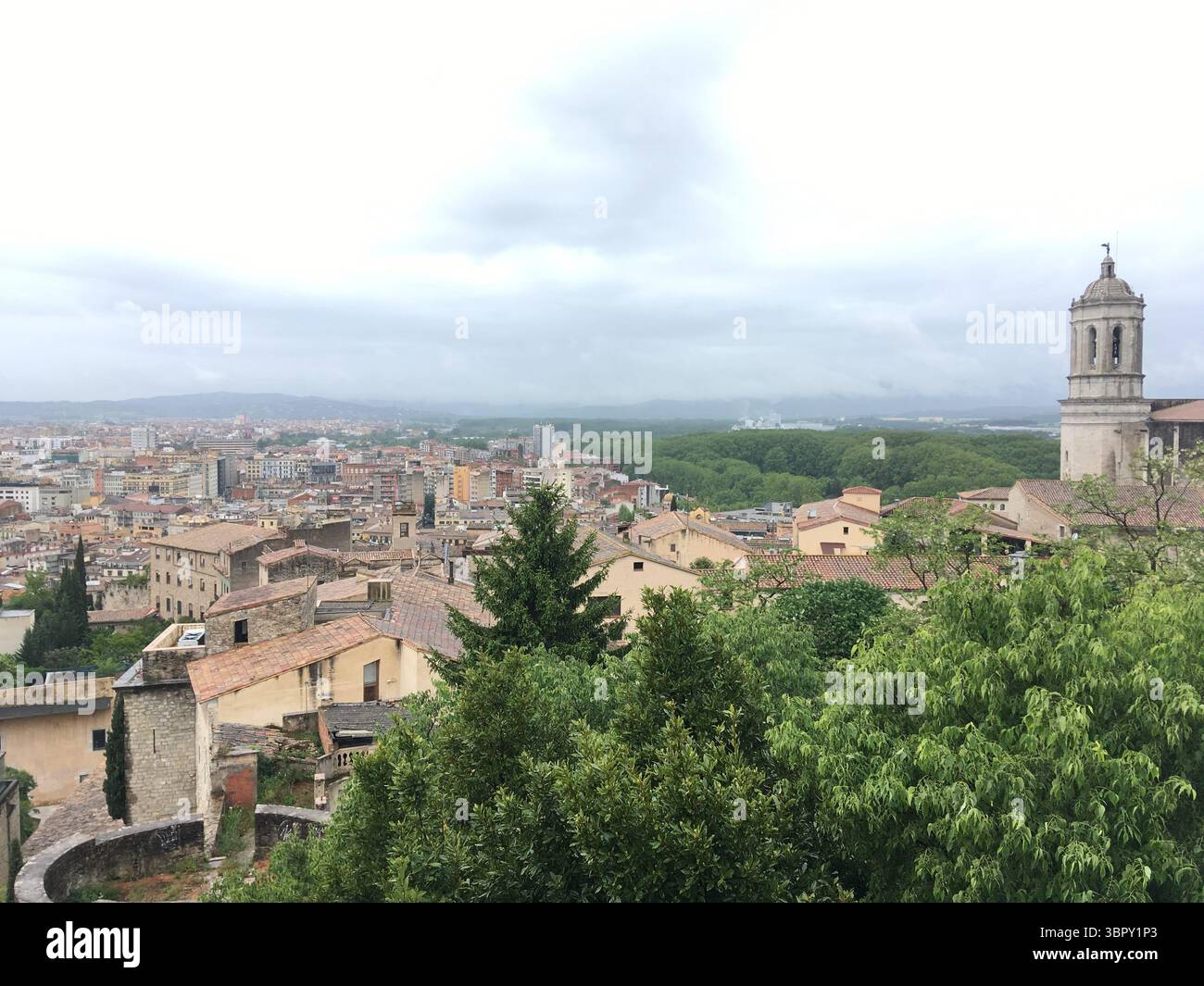Colourful façades, Gothic cathedral, medieval walls and riverside ...