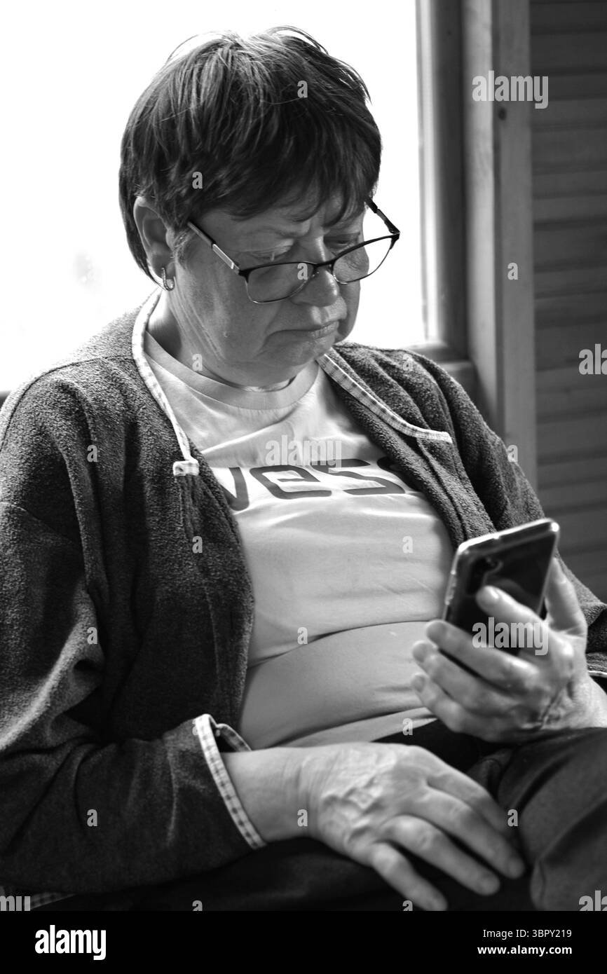 Black woman phone screen Black and White Stock Photos & Images - Alamy