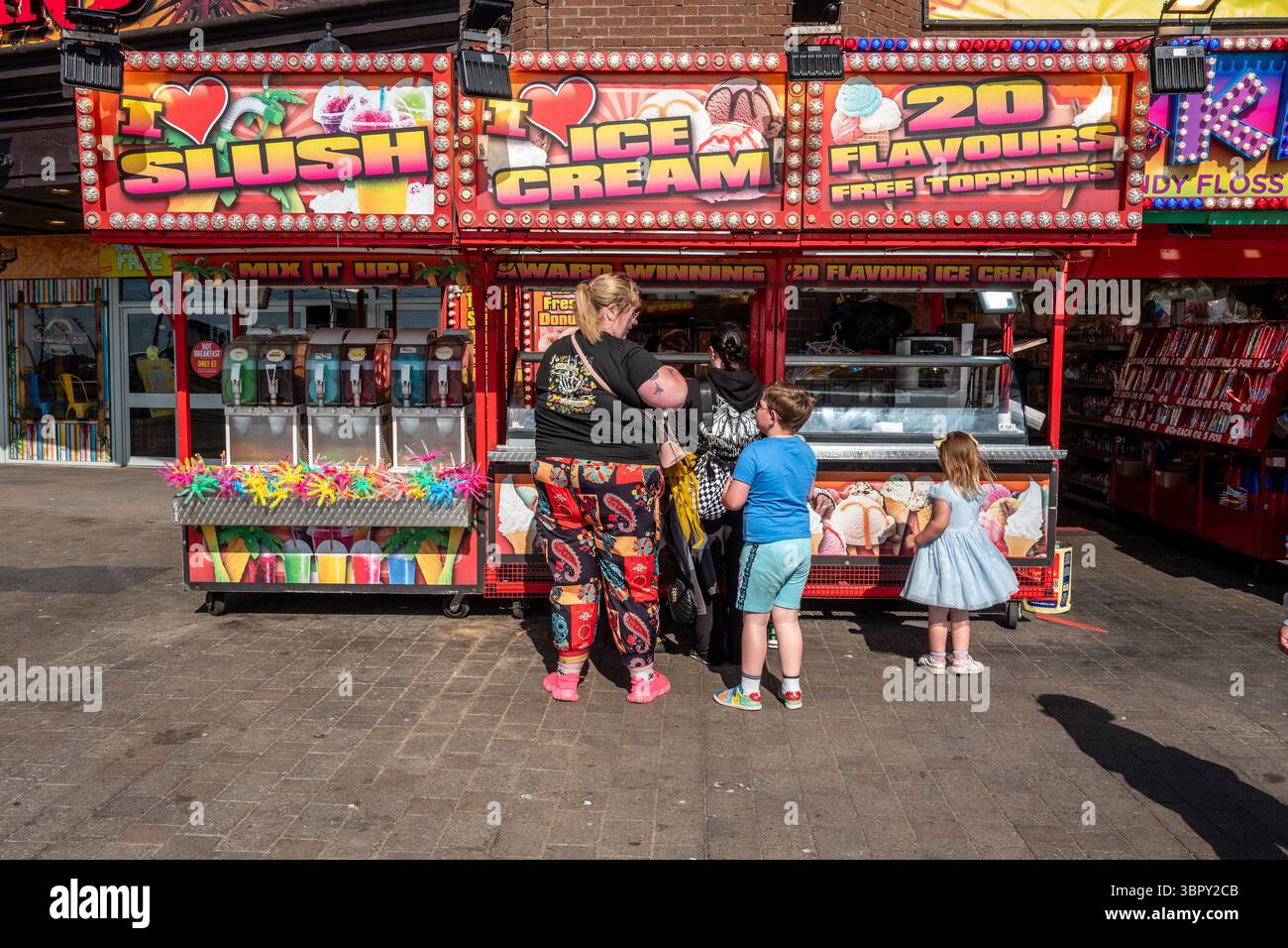 Blackpool, July 2nd 2025: Ice cream shop Stock Photo - Alamy