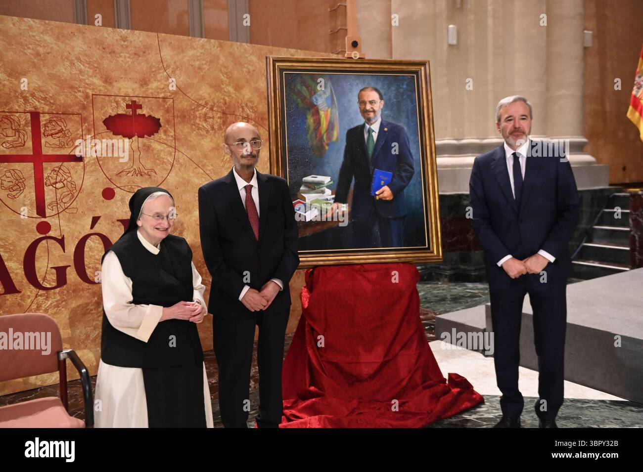The former president of Aragon Javier Lambán (left) and the president ...