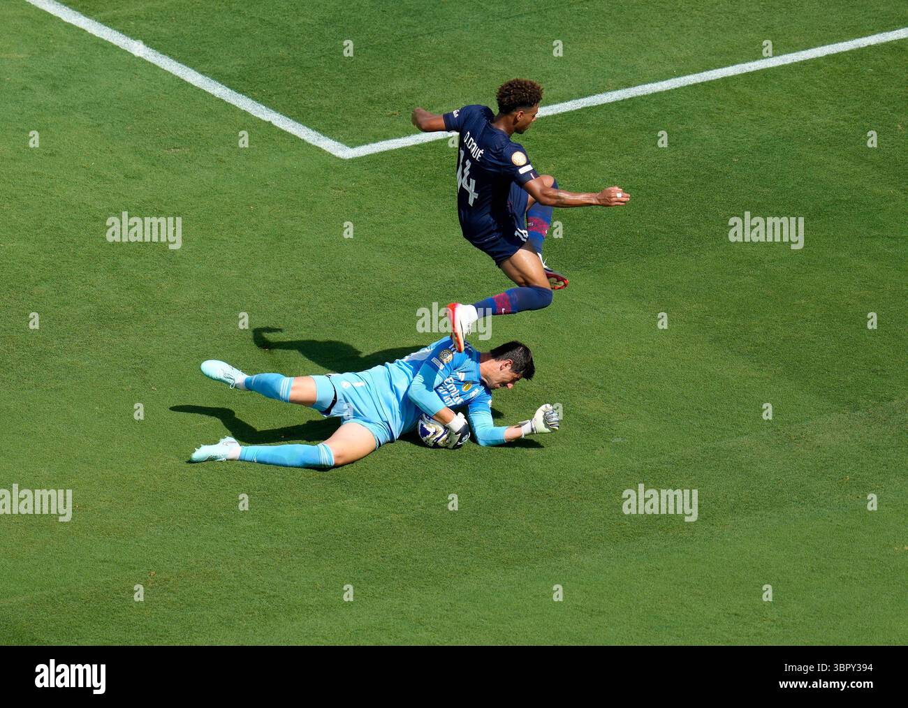Désiré Doué (Paris Saint-Germain, #14) springt über Thibaut Courtois ...