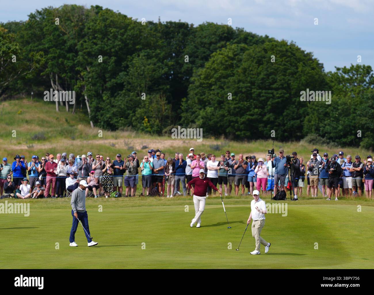 Scotland's Robert MacIntyre (right) alongside USA's Scottie Scheffler ...