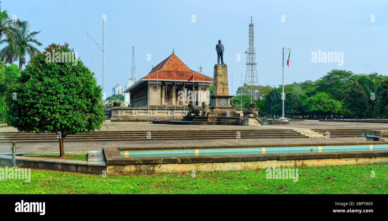 Independence Memorial Hall in Cinnamon Gardens, Commemorative water ...