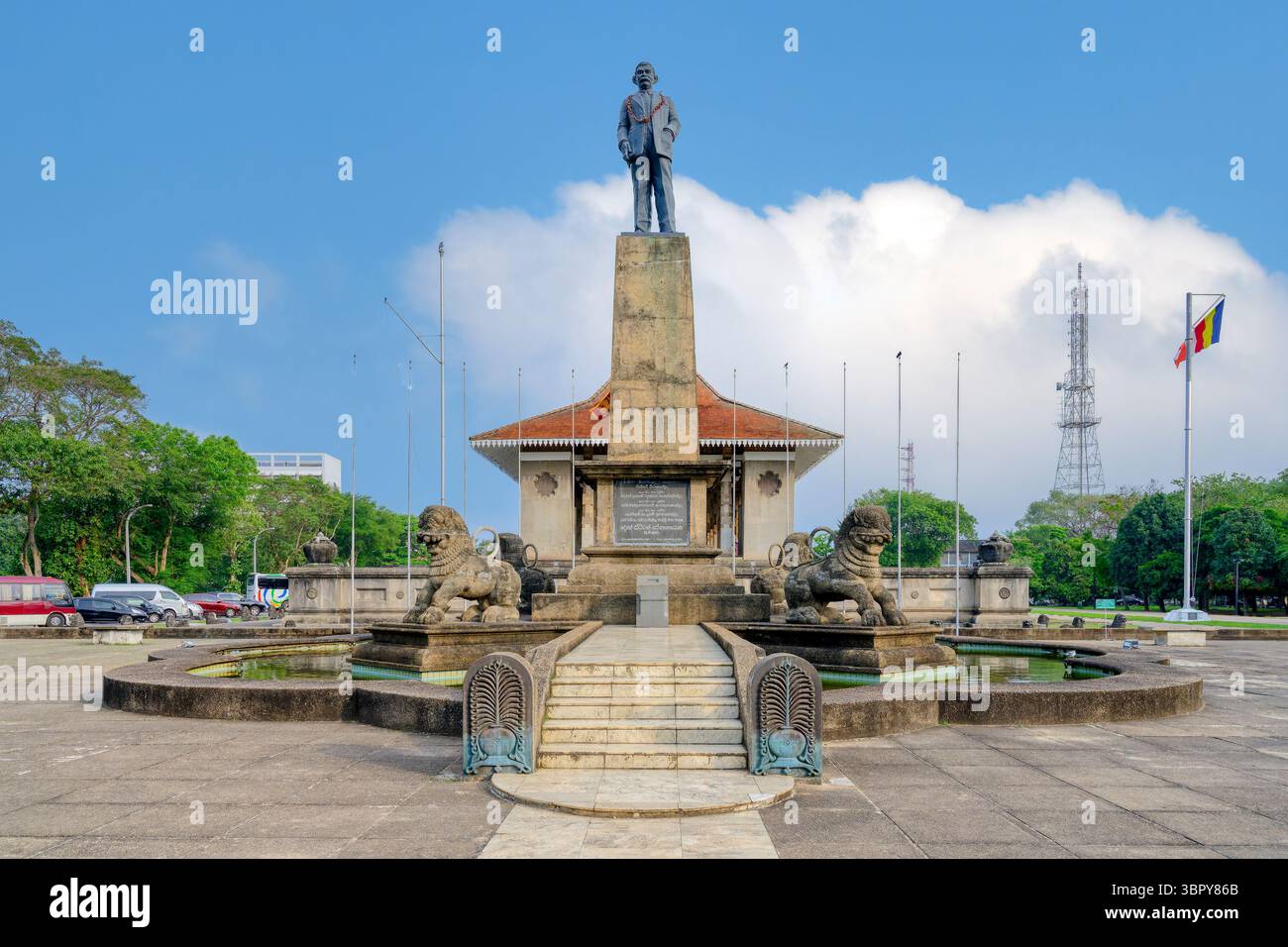 Independence Memorial Hall in Cinnamon Gardens, Commemorative water ...