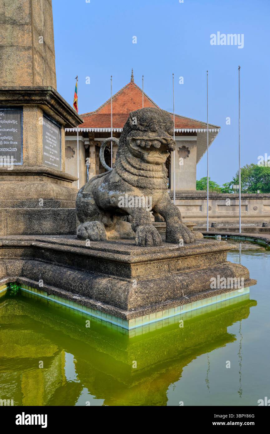 Independence Memorial Hall in Cinnamon Gardens, Lions on the ...
