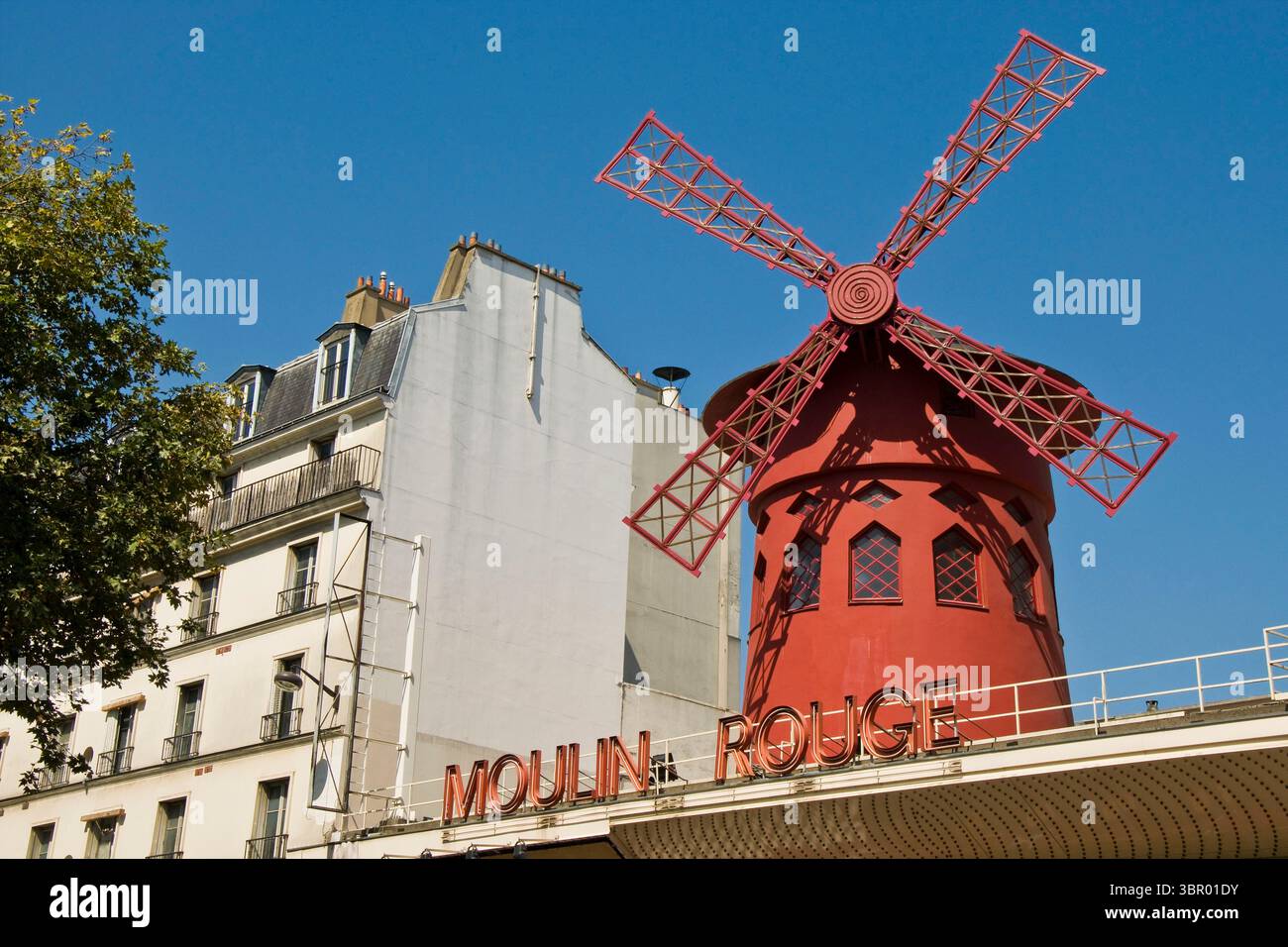 Cancan at the moulin rouge hi-res stock photography and images - Alamy