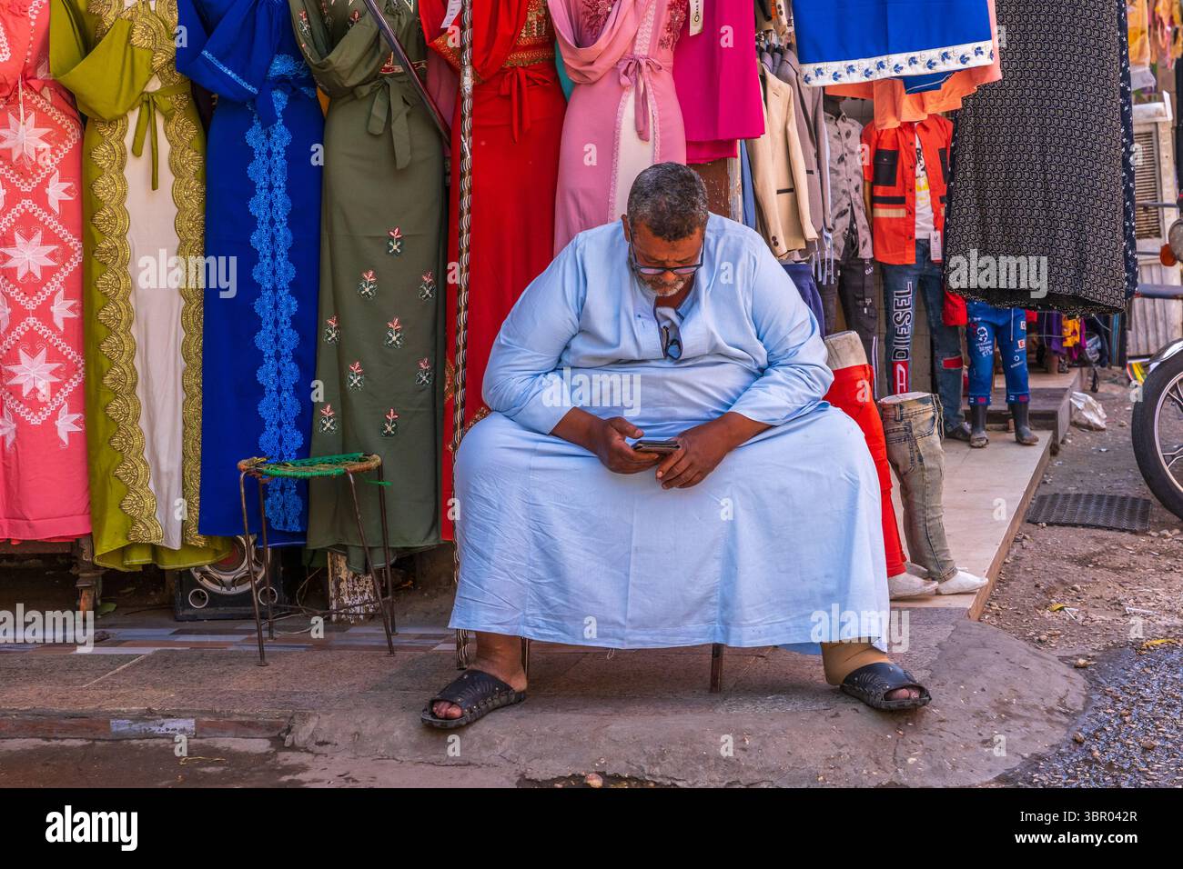 Traditional clothing market hi-res stock photography and images - Alamy