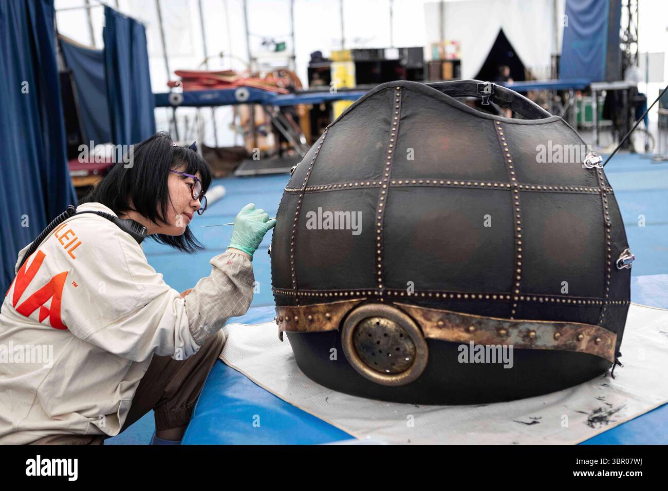 Costumes for the show KURIOS, Cirque du Soleil's 35th production, on ...
