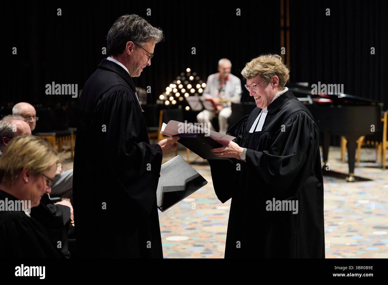 Berlin, Germany. 10th July, 2025. Pastor Christian Leppler (l) receives a certificate and ...