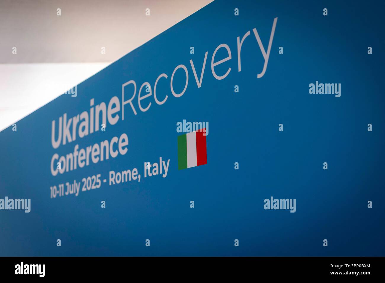 Logo der Ukraine Recovery Conference in Rom, 10.07.2025. / Fotografiert ...
