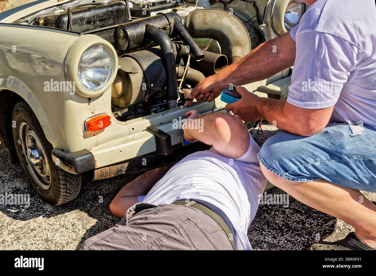Der Trabbi , die Auto-Legende, kann nicht mehr. Helfende , fachkundige ...