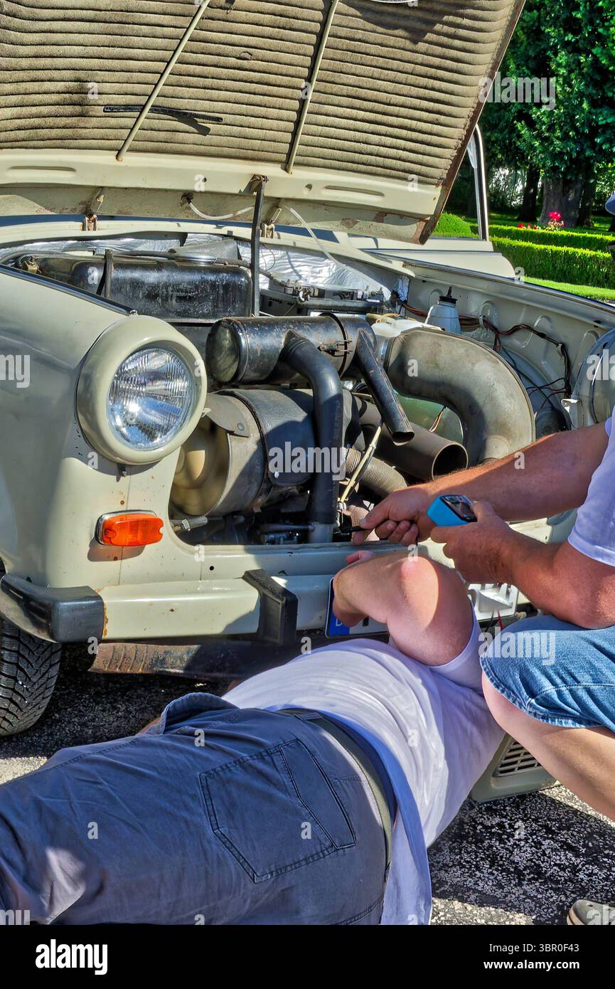 Der Trabbi , die Auto-Legende, kann nicht mehr. Helfende , fachkundige ...