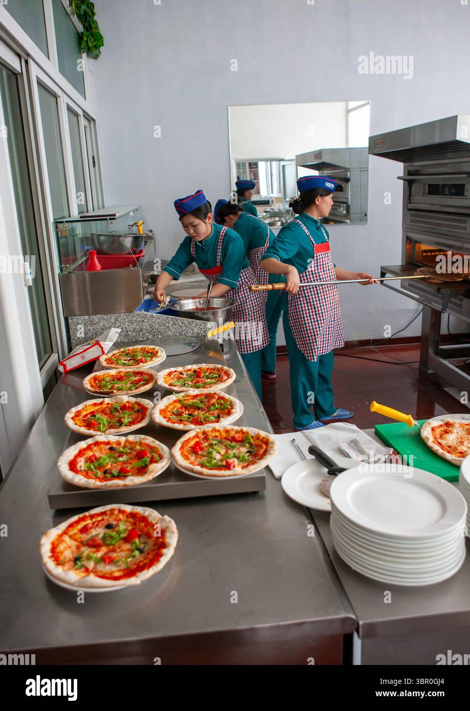 North Korean pizzeria cooks in an italian restaurant, DGC, Pyongyang ...