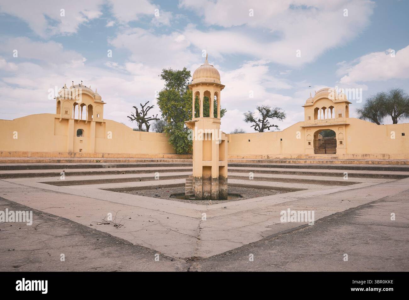 Abandoned old swimming pool in Rajasthan Stock Photo - Alamy
