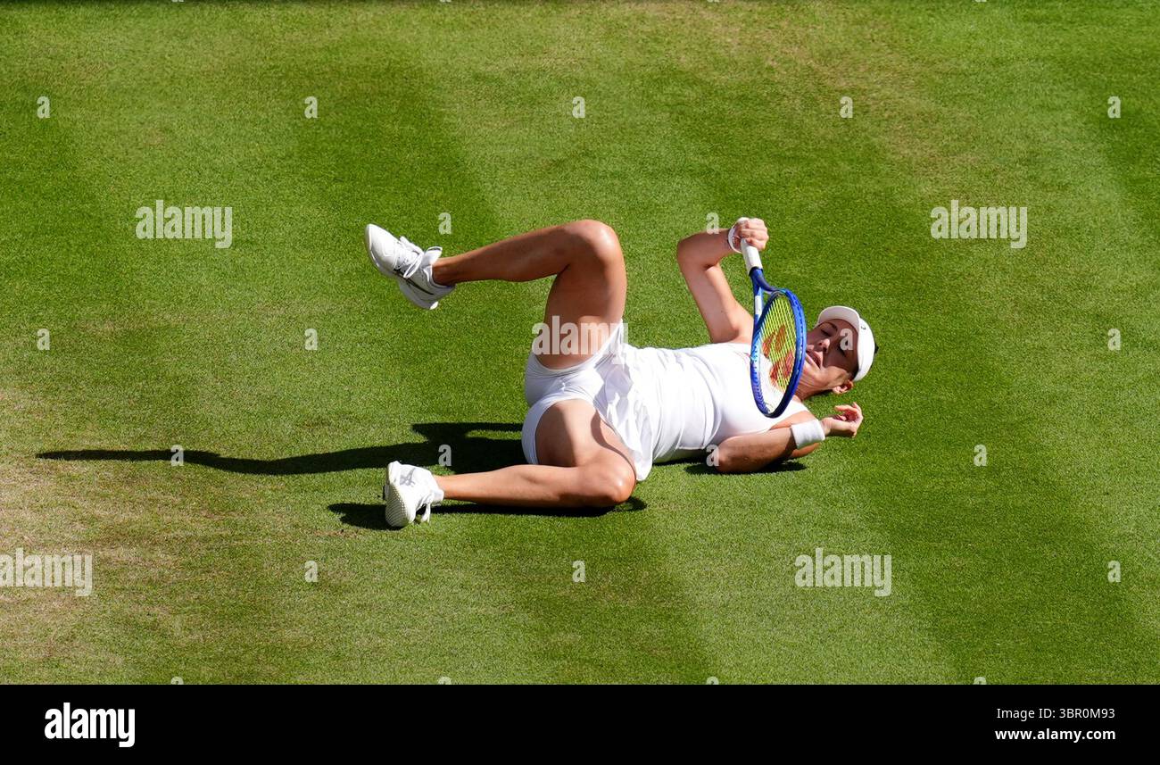 Belinda Bencic slips during her Ladies' Singles match against Iga ...