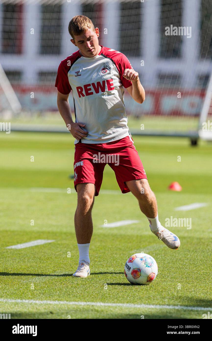 Isak Johannesson (1. FC K?ln, 18) am Ball beim Training des 1.FC K?ln ...