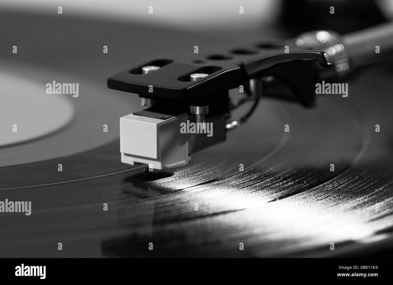 Close up of record player playing vinyl Stock Photo - Alamy
