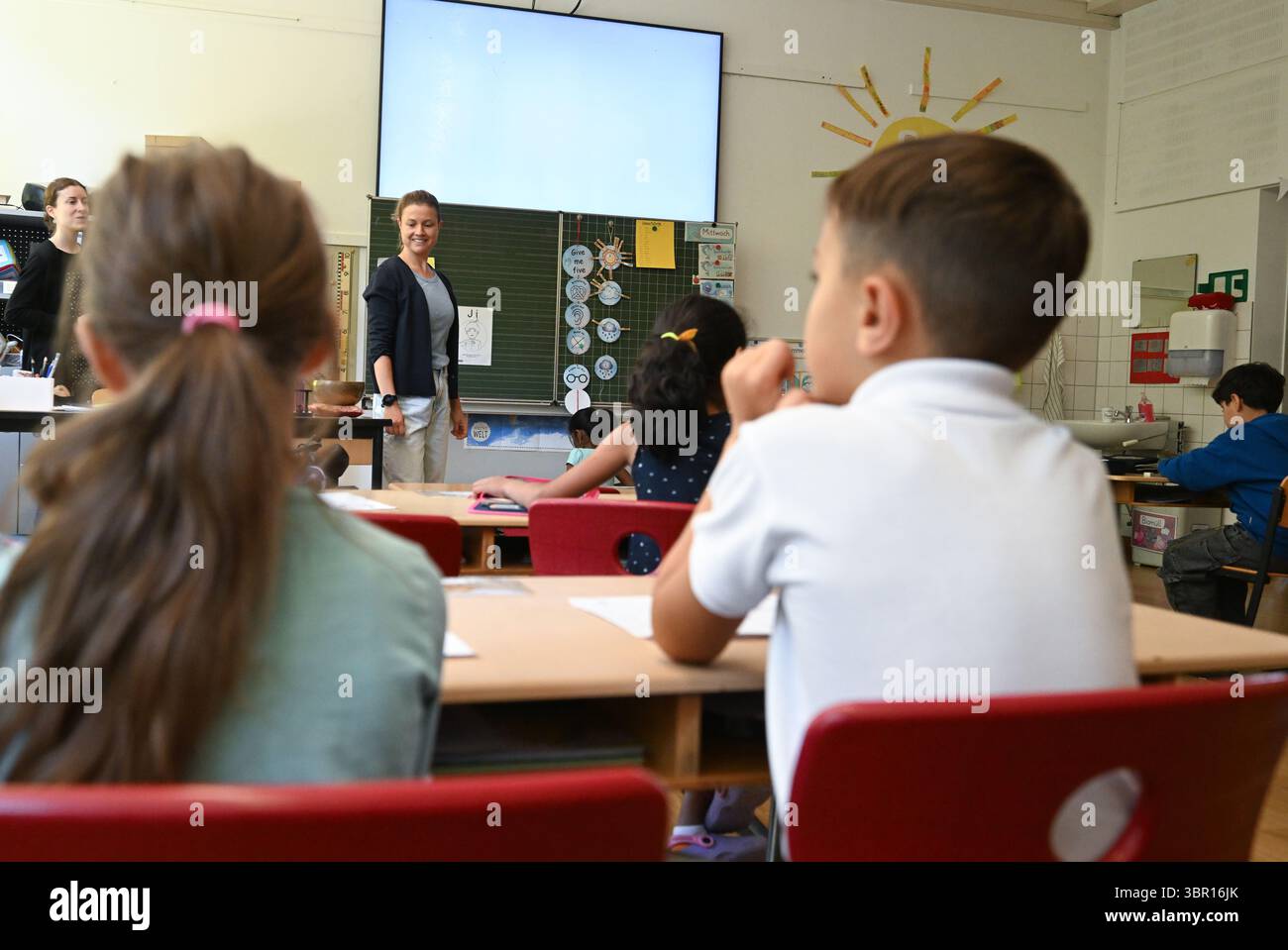 09 July 2025, Baden-Württemberg, Stuttgart: Pupils at an elementary ...