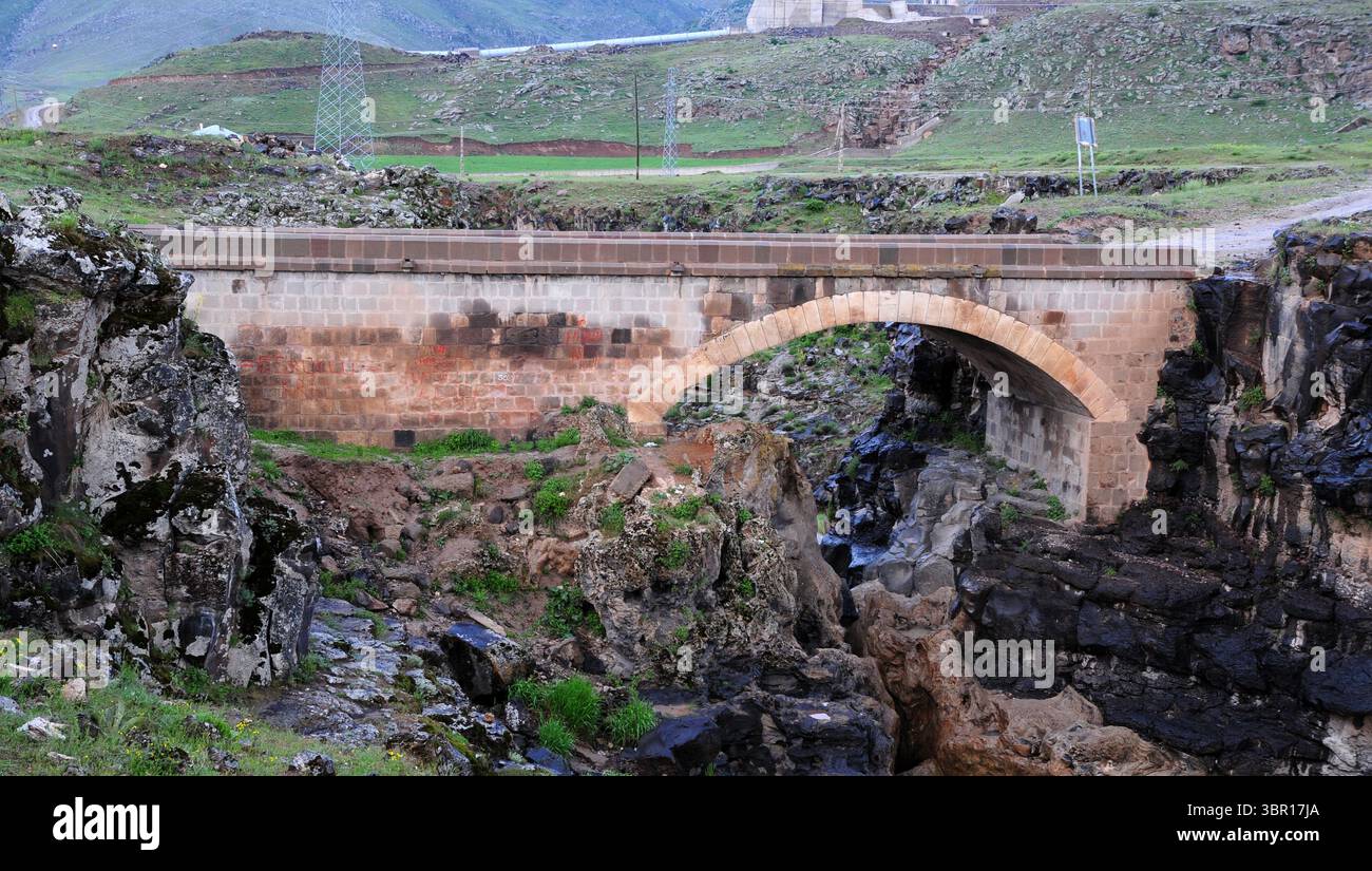 Historical Seytan Bridge in Van, Turkey Stock Photo - Alamy