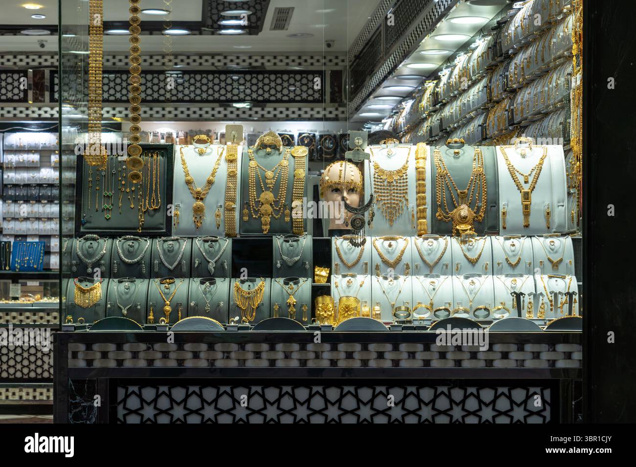 Saudi arabia jewellery hi-res stock photography and images - Alamy