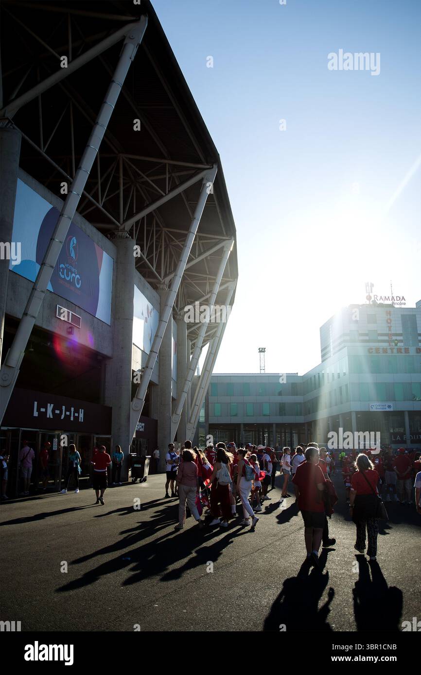 Geneva, Switzerland, July 10th 2025: Fans arrive at the stadium before ...