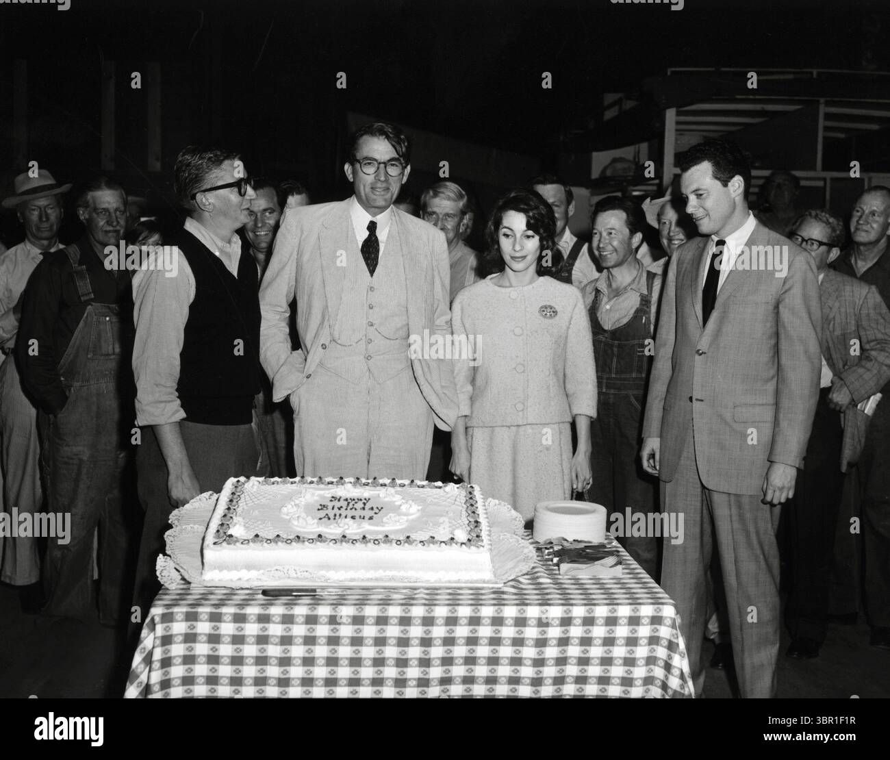Director Robert Mulligan, Gregory Peck and his wife Veronique Passani ...