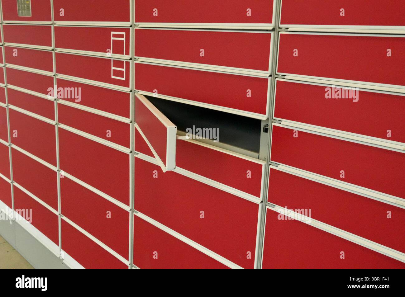 Post office. Post office cell. Parcel. Parcel delivery Stock Photo - Alamy