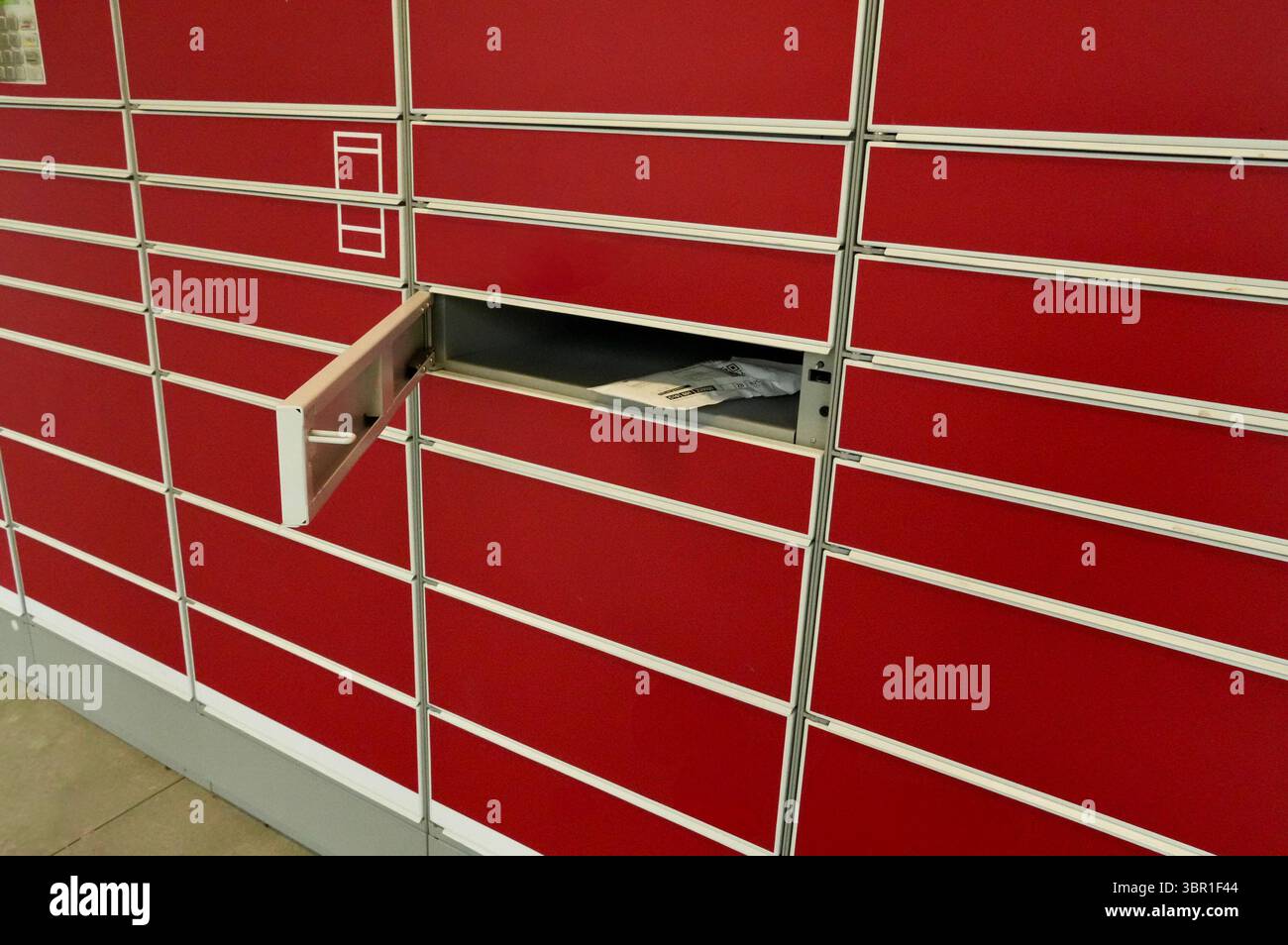 Post office. Post office cell. Parcel. Parcel delivery Stock Photo - Alamy