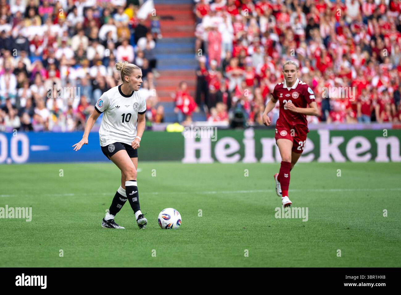 Laura Freigang (Deutschland, #10) am Ball, dahinter Cornelia Kramer ...