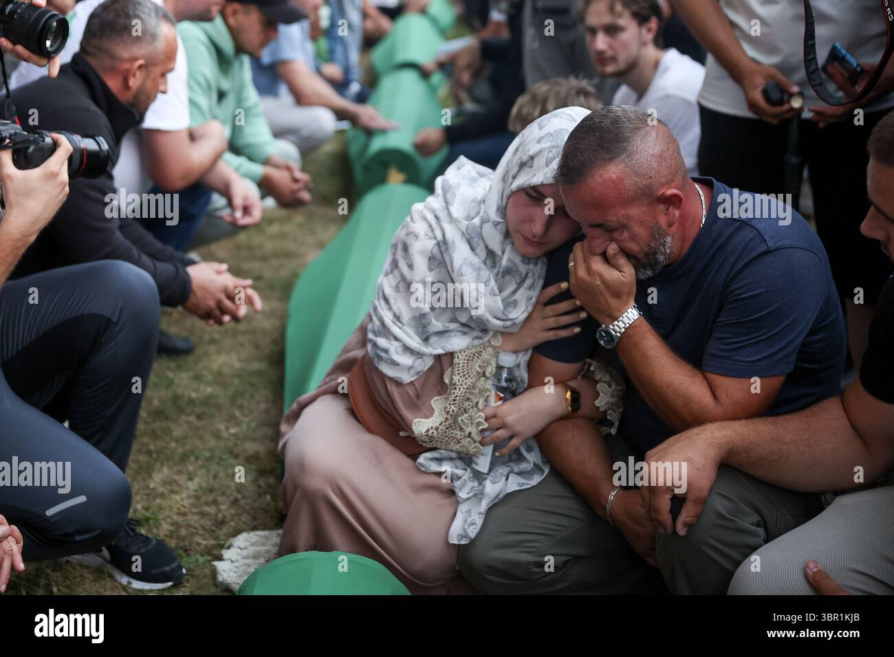 10.07.2025., Potocari, Bosna i Hercegovina - Tabuti izneseni u mezarje ...