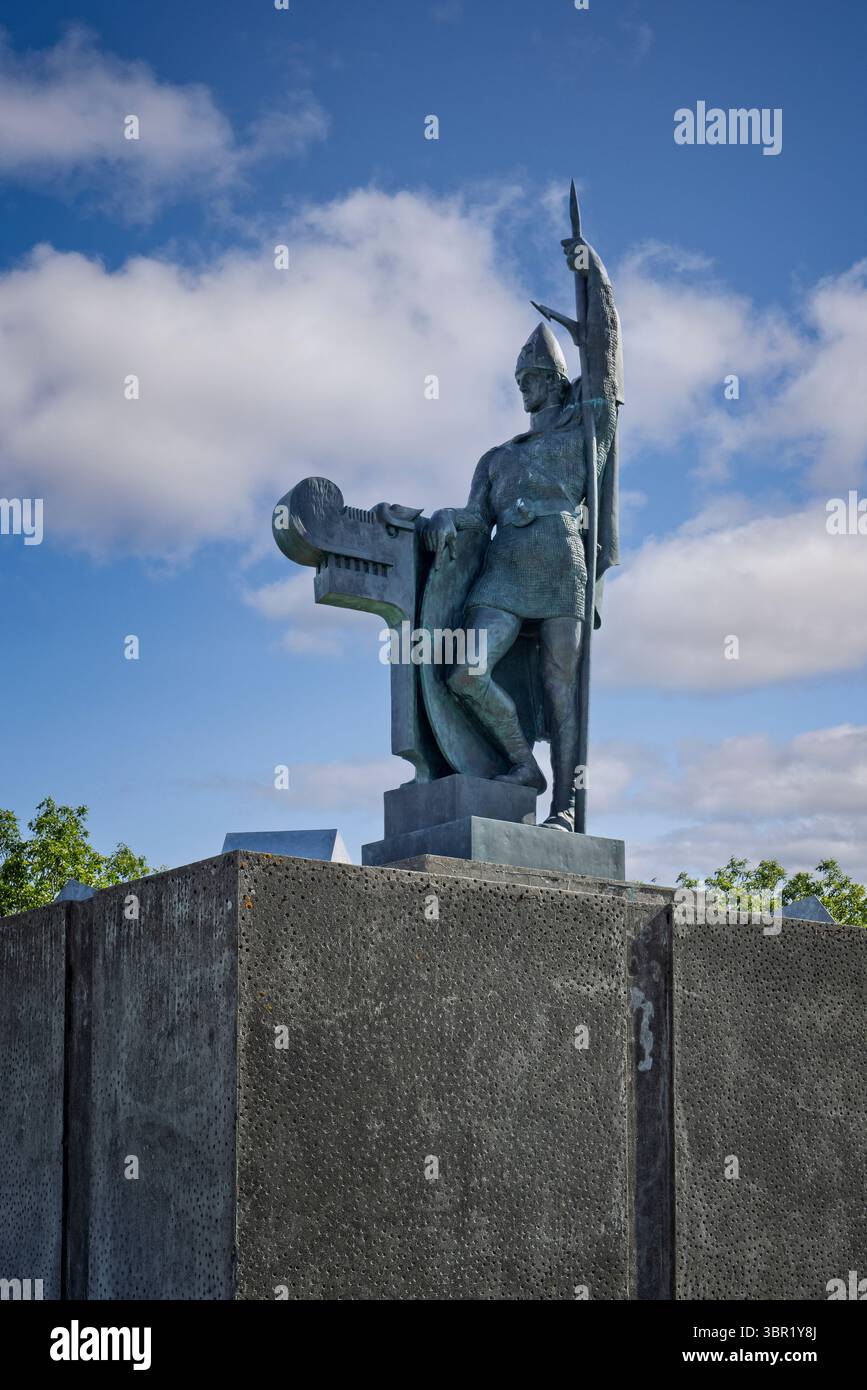 The monument to Ingolfur Arnarson on the top of Arnarholl, Reykjavik ...