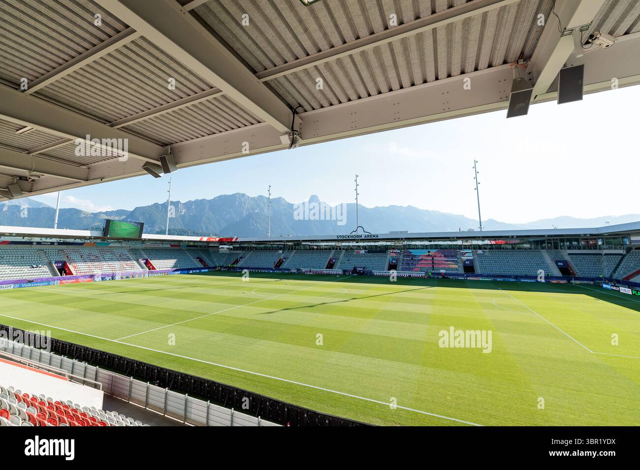 Innenansicht der Arena Thun mit Bergpanorama UEFA Women?s Euro 2025 ...