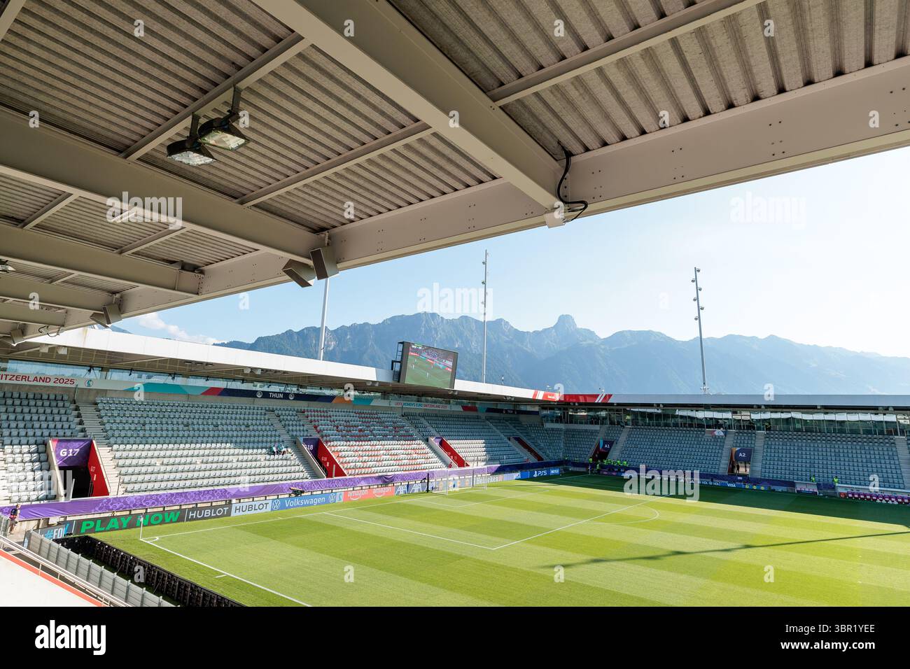 Innenansicht der Arena Thun mit Bergpanorama UEFA Women?s Euro 2025 ...