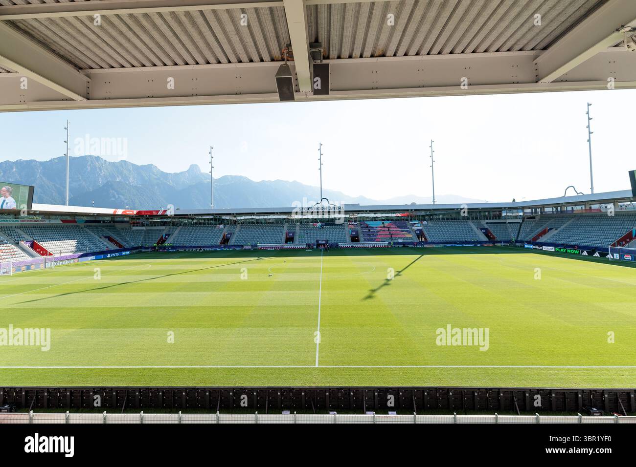 Innenansicht der Arena Thun mit Bergpanorama UEFA Women?s Euro 2025 ...