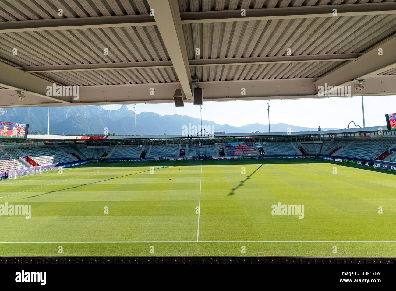 Innenansicht der Arena Thun mit Bergpanorama UEFA Women?s Euro 2025 ...