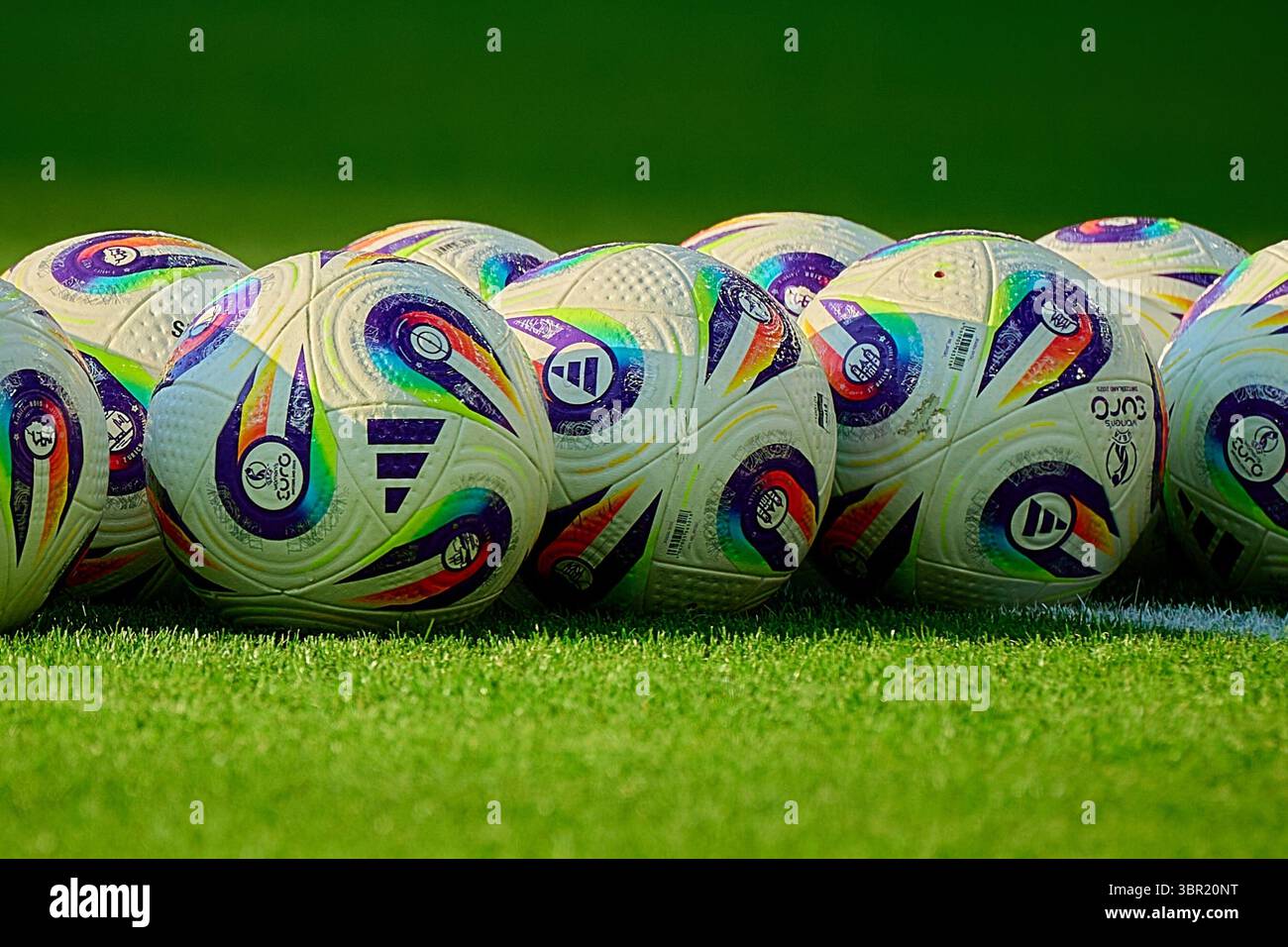 Mehrere Fu?b?lle liegen auf dem Rasen des Spielfelds UEFA Women's Euro ...