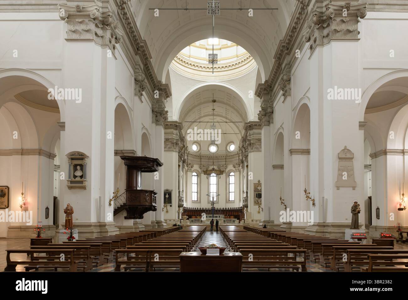 Nave of the Cathedral of Padua (Duomo di Padova), Padua, Italy ...