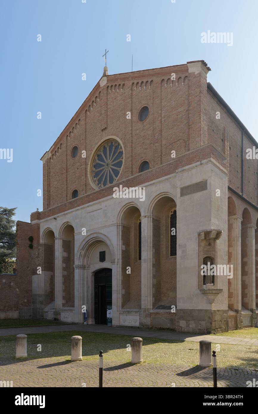 Romanesque rose window hi-res stock photography and images - Alamy