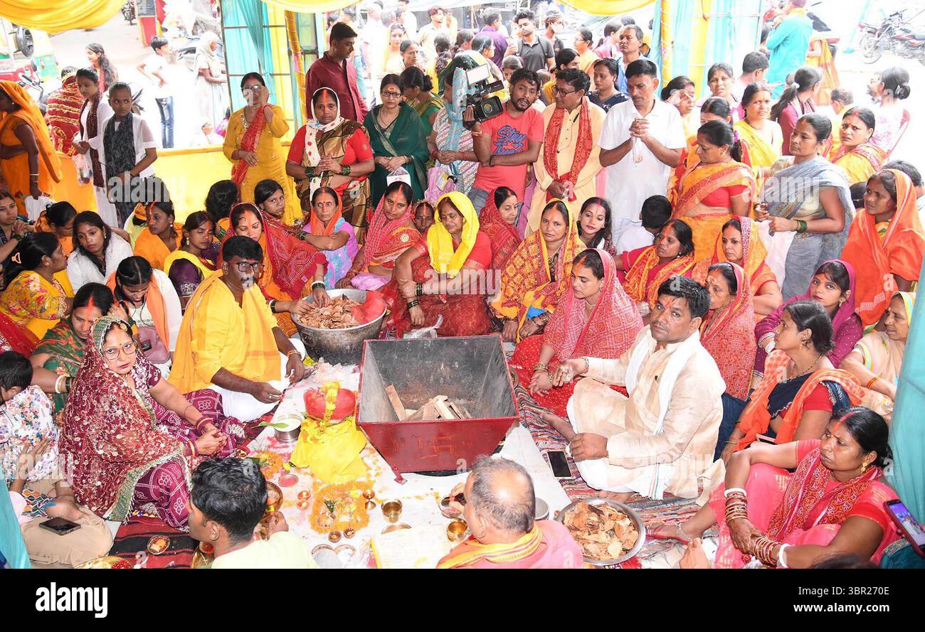 Mumbai, India. 10th July, 2025. PATNA, INDIA - JULY 10: Devotees doing ...