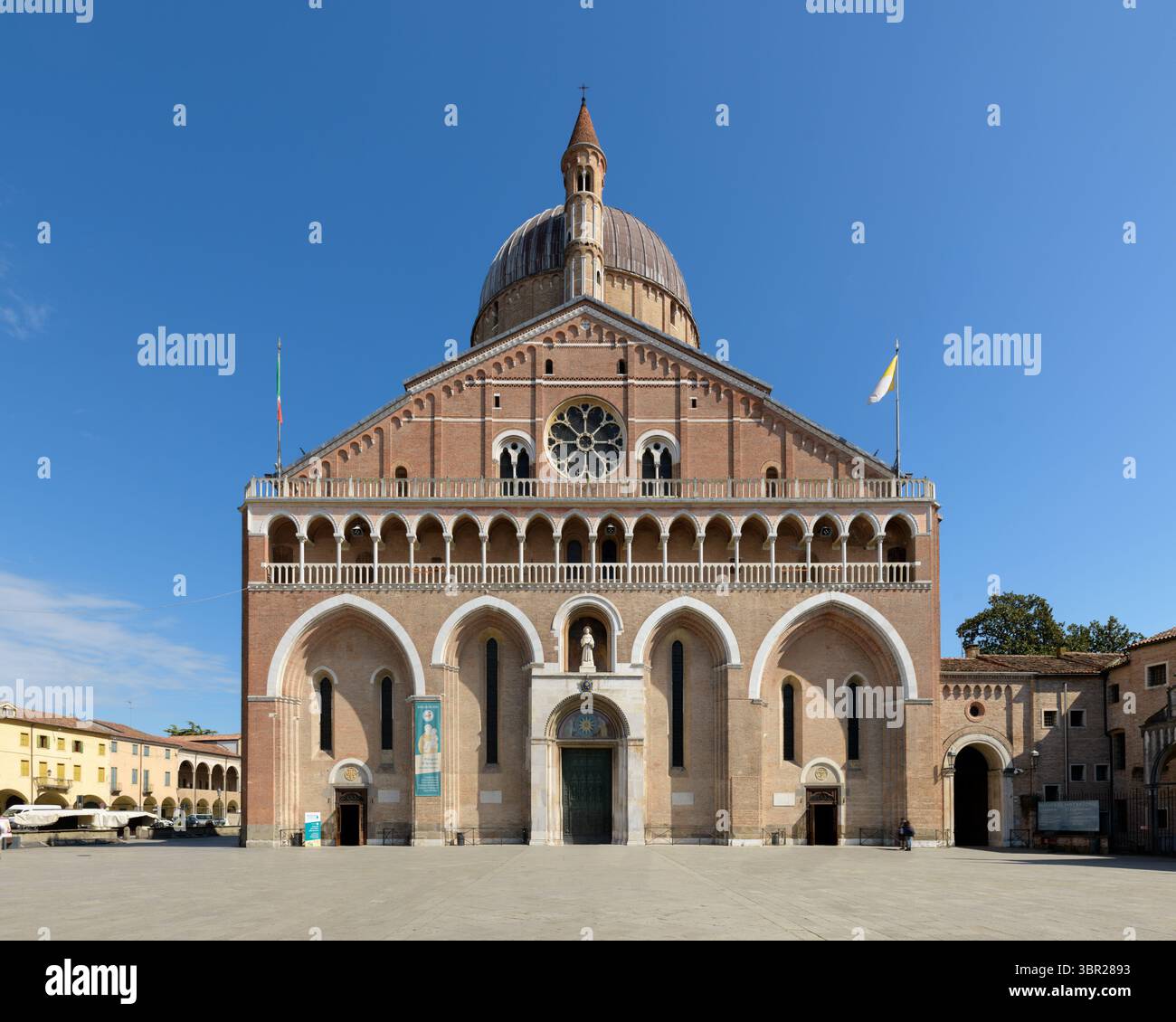 Facade of the Basilica of Saint Anthony (Basilica di Sant'Antonio ...