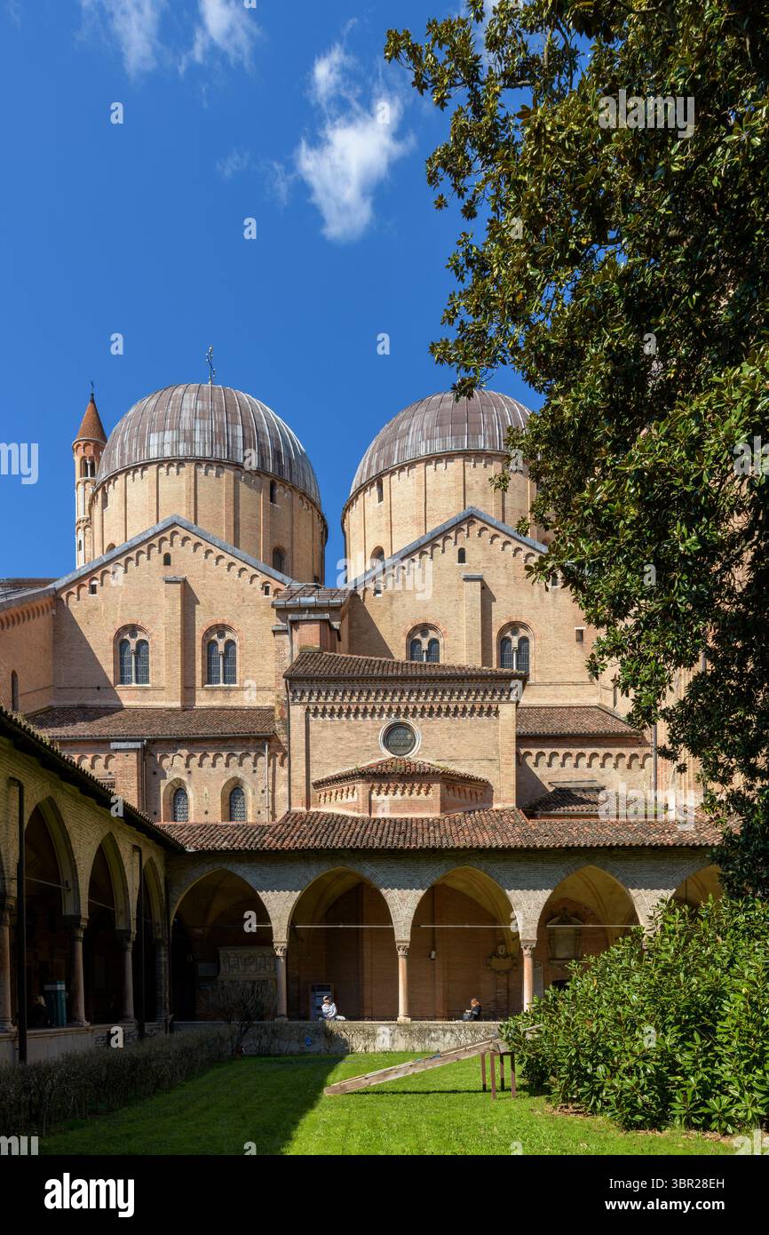 The exterior view of the Basilica of Saint Anthony in Padua, Italy ...