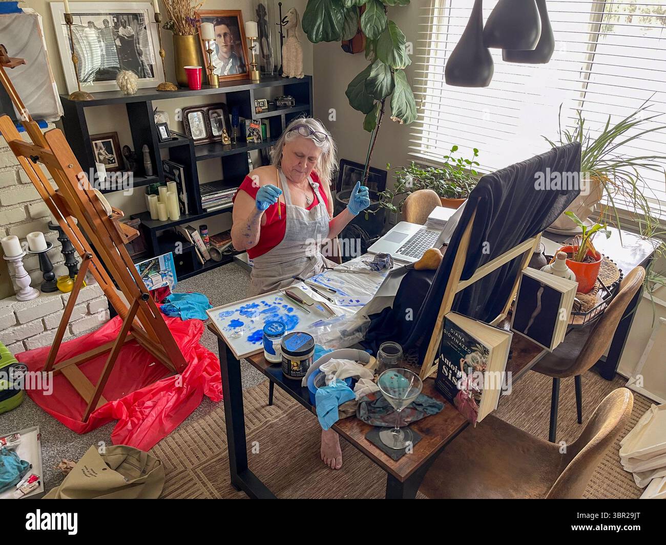 Woman surrounded art paints hi-res stock photography and images - Alamy